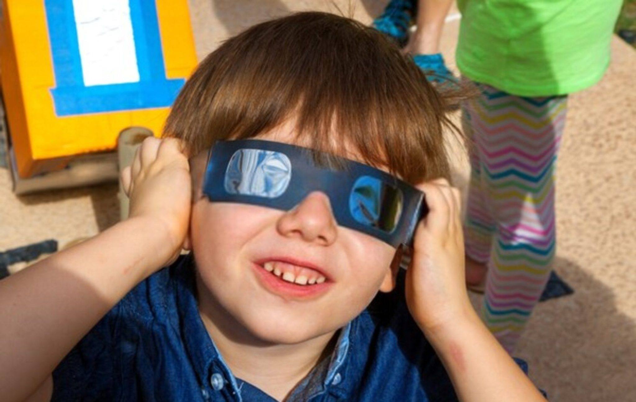 6 Steps To Make A Shoe Box Solar Eclipse Viewer - The Shoe Box NYC