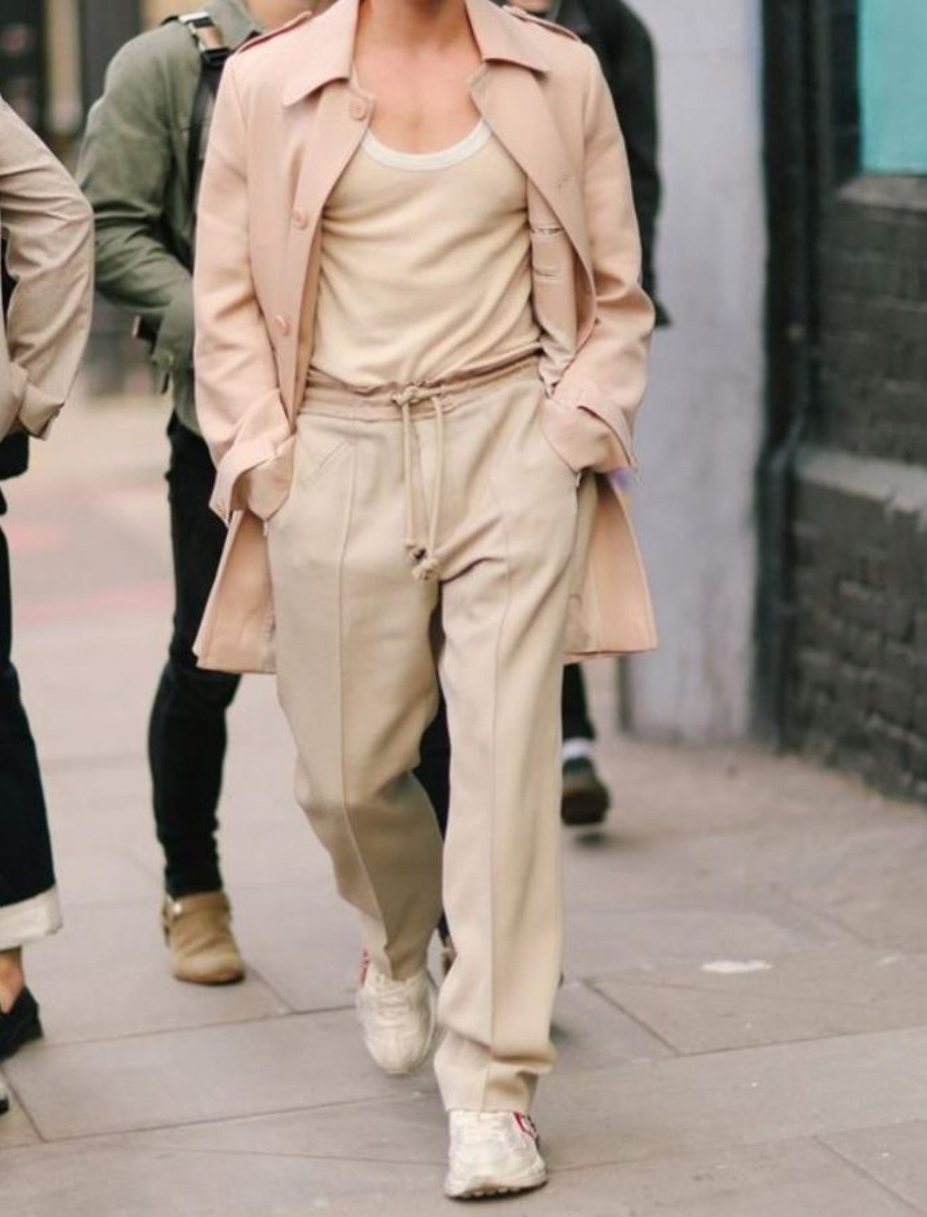 40 Outfits To Wear With White Shoes For Men and Women - The Shoe Box NYC